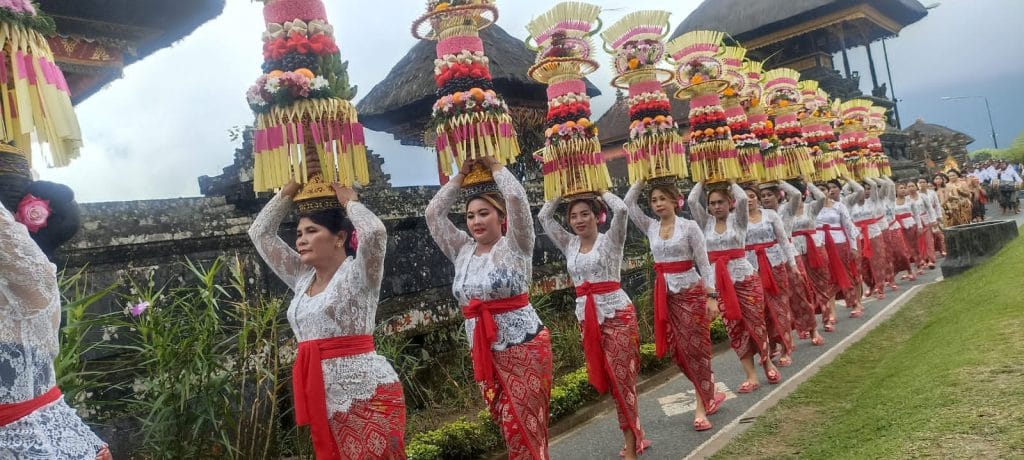 Festival Ulun Danu, Pesona Parade Gebogan di Tepi Danau – Cover Bali