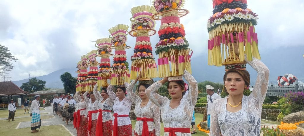 Festival Ulun Danu, Pesona Parade Gebogan di Tepi Danau – Cover Bali