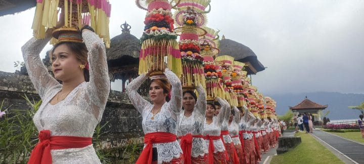 Festival Ulun Danu, Pesona Parade Gebogan di Tepi Danau – Cover Bali